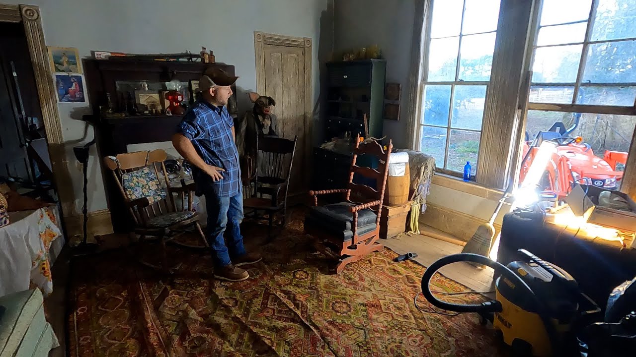 OLD BYRD FARM HOUSE GETS VERY OLD ANTIQUE RUG | ABANDONED HOUSE BECOMES ...