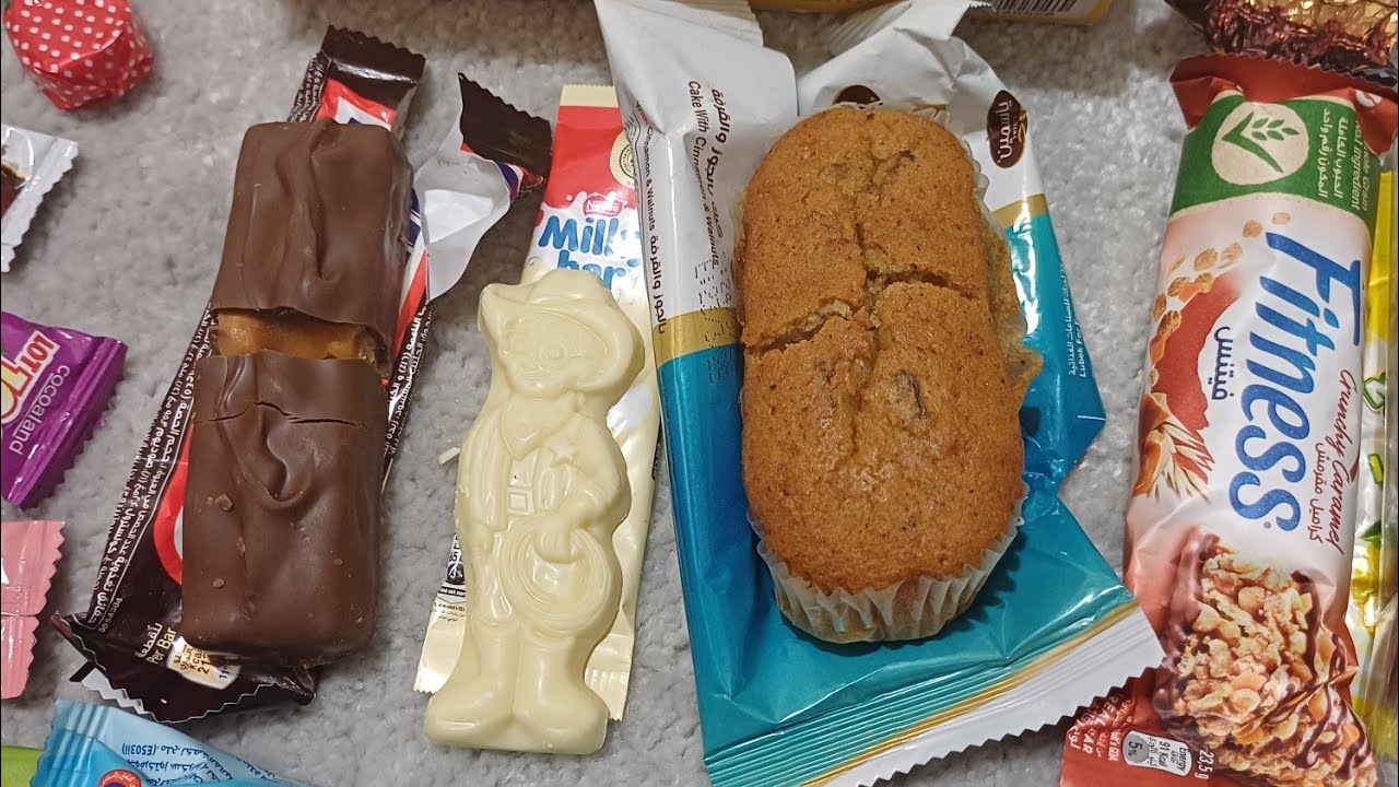 LIVE! ASMR PEELING CRUNCHY CHOCOLATE SNICKERS. MILKY BAR AND LEEN 🍰🎂# ...