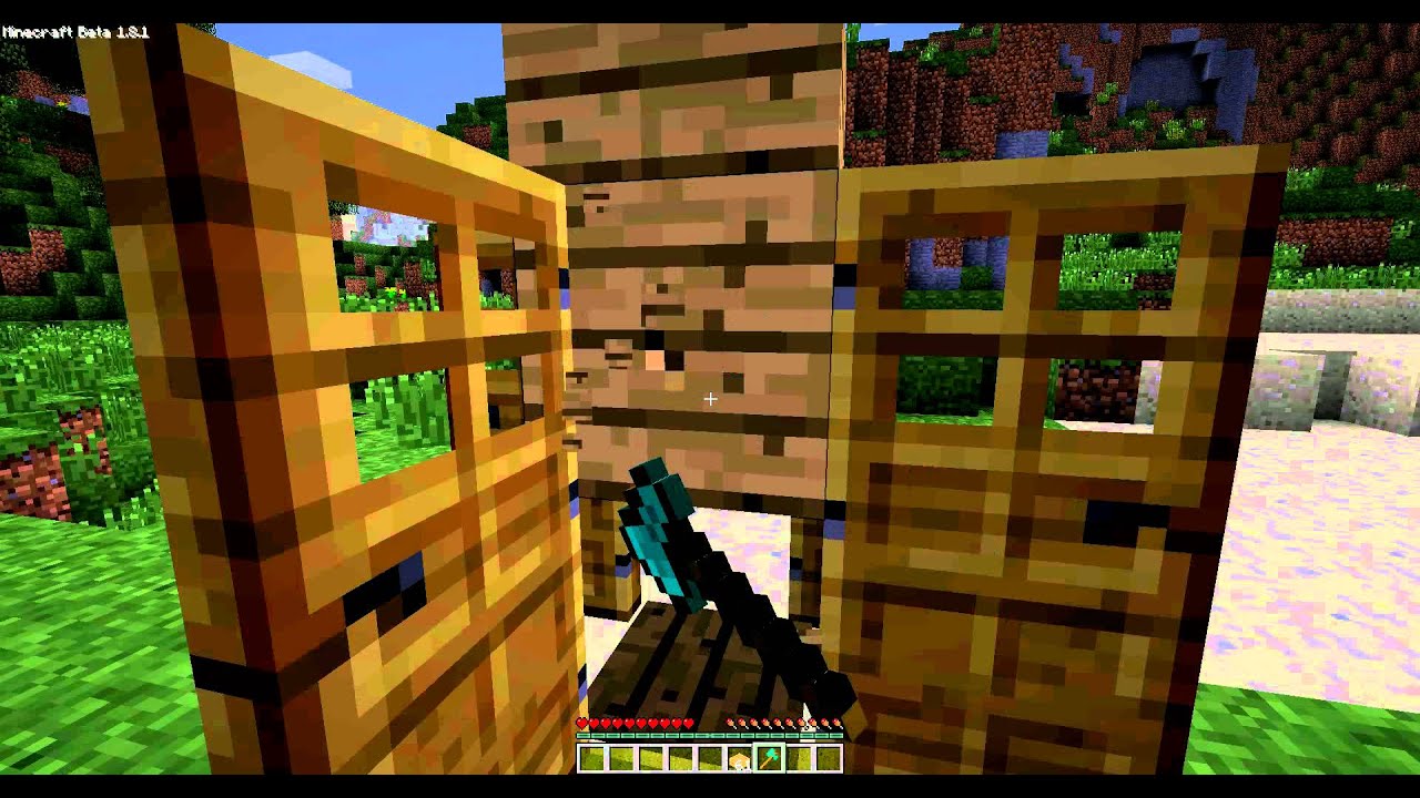 Minecraft- How to make a door trap - YouTube