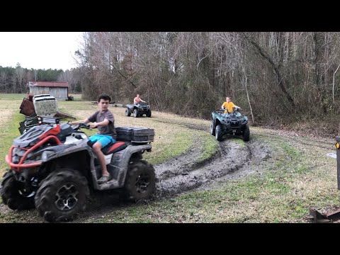 Fourwheeler mudding with friends - YouTube