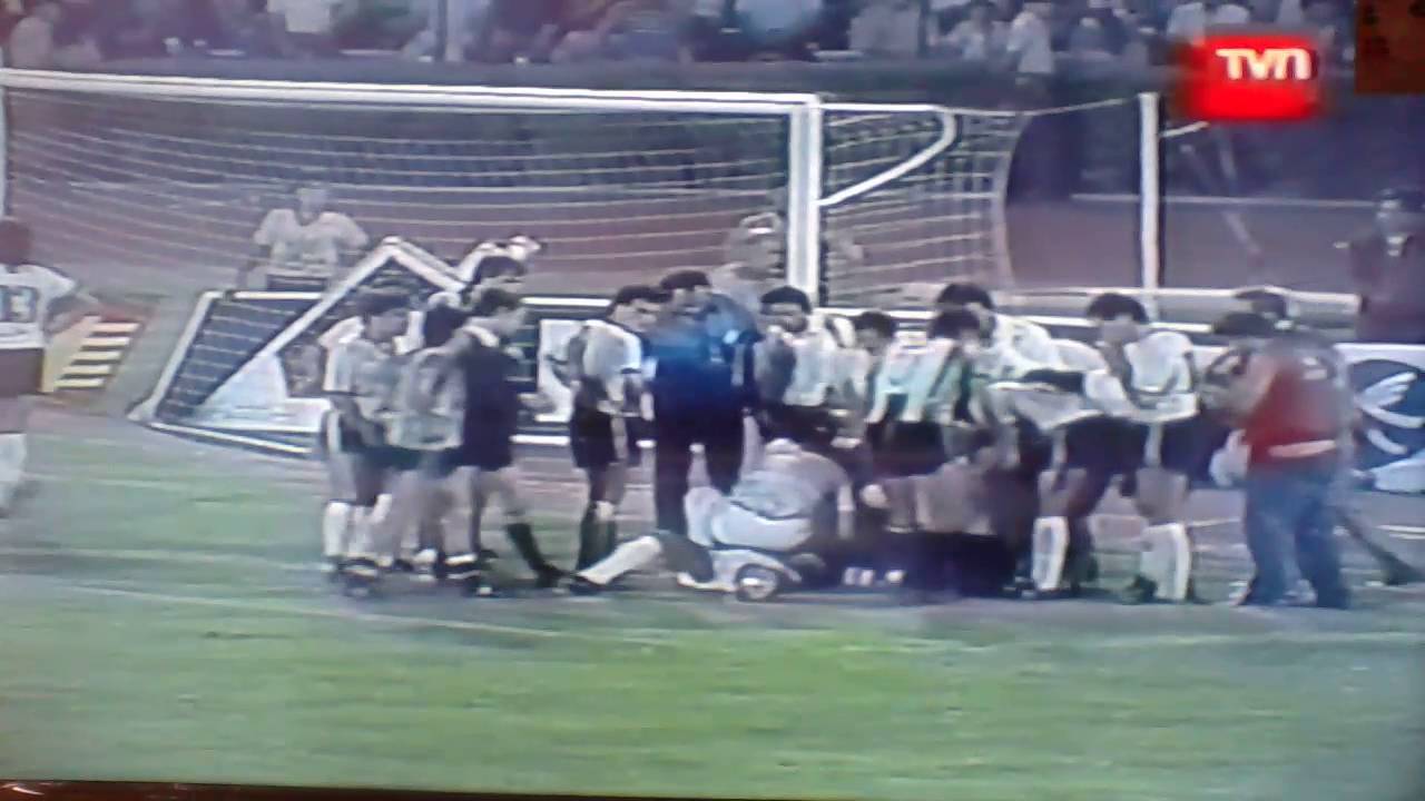 Grandes atajadas del Condor Rojas en colo-colo - YouTube