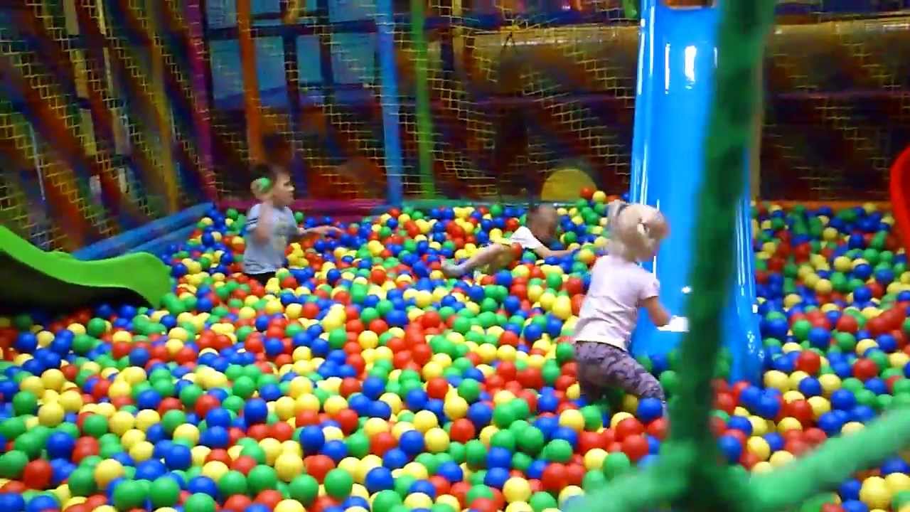 Figloraj,zoolandia,dzieci w kulkach, indoor playground fun, basen z kulkami, balls, Ball Pit ...