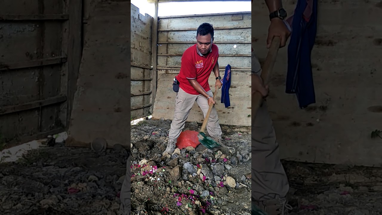 Tutorial mencangkul yang benar di tanah keras bebatuan - YouTube