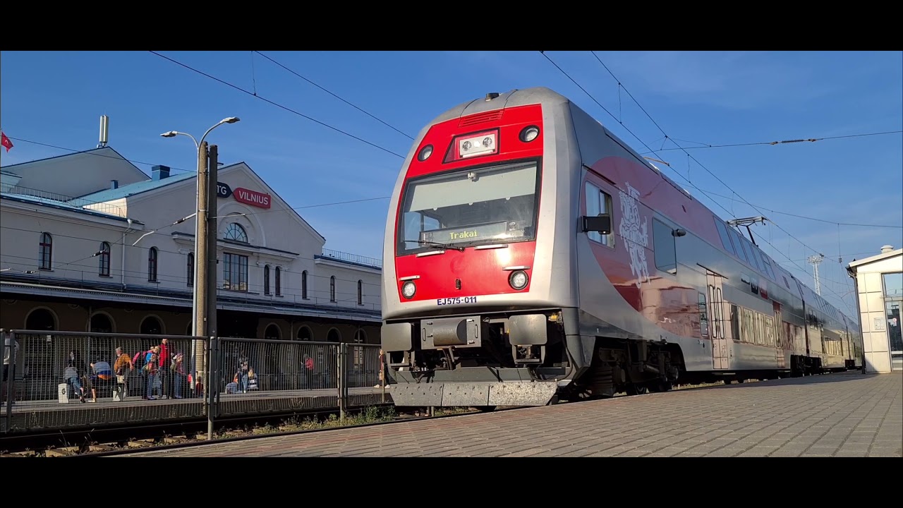 Škoda ej575- 011 with a passenger train - YouTube