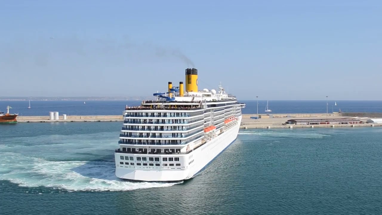 Cruise ship, fast turning around ( Biggest Donut : ) - YouTube