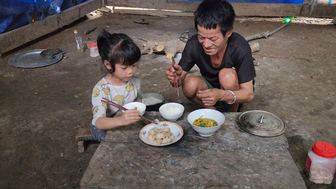 Poor little girl - Wandering in despair and luckily received the help ...