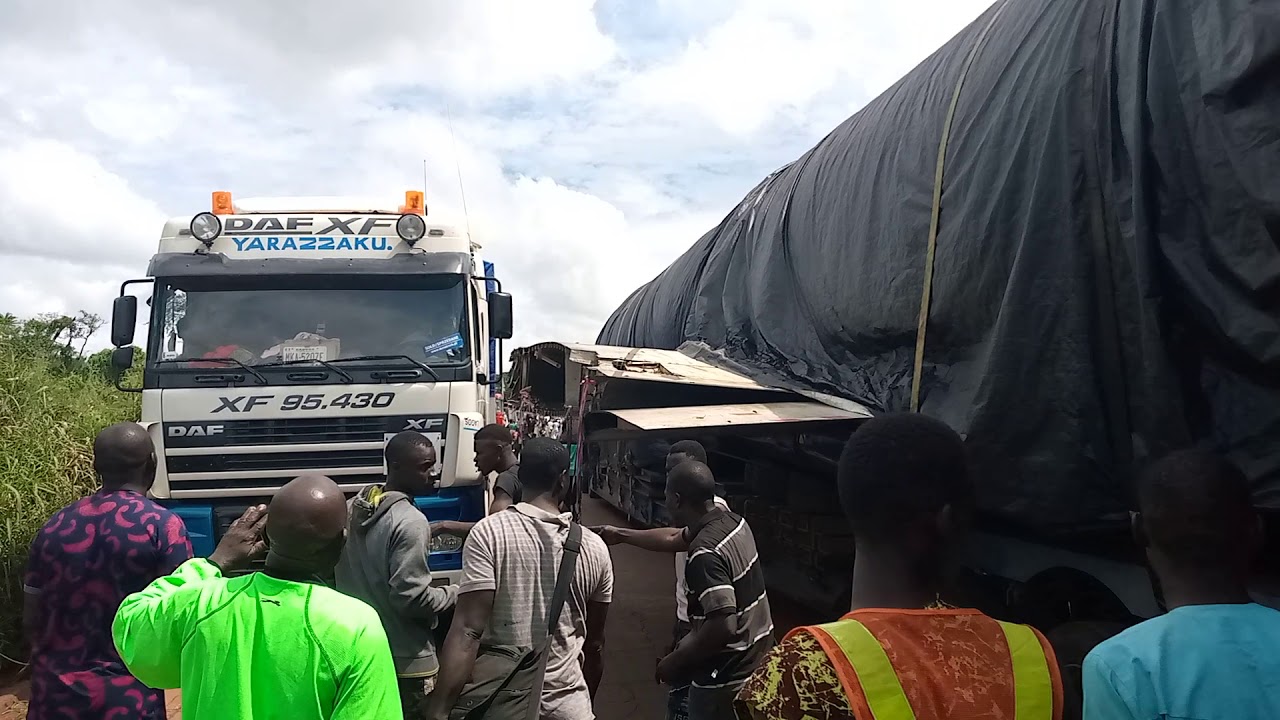Trailer transporting an airplane through Edo 3 - YouTube
