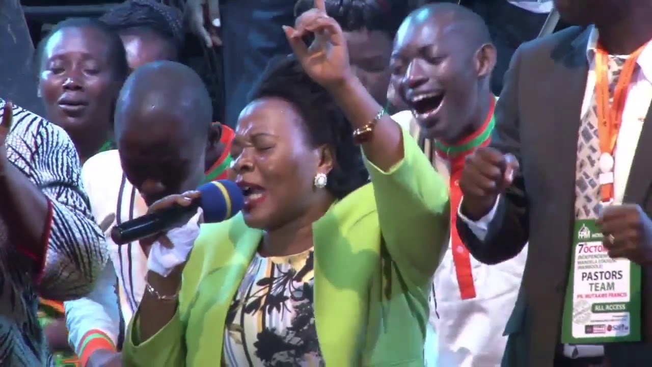 HON JUDITH BABIRYE PRAYING FOR A MAN WITH PR BUJINGO - YouTube
