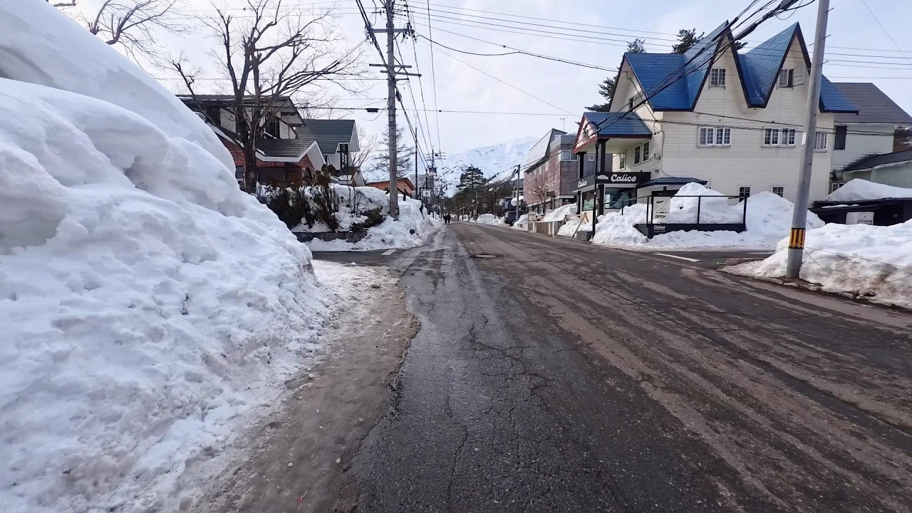 [4K Japan] Walking along the Pension Road in Hakuba Village covered in ...