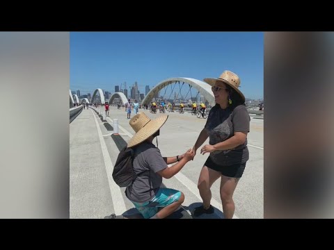 LA couples gets engaged on infamous 6th Street Bridge - YouTube