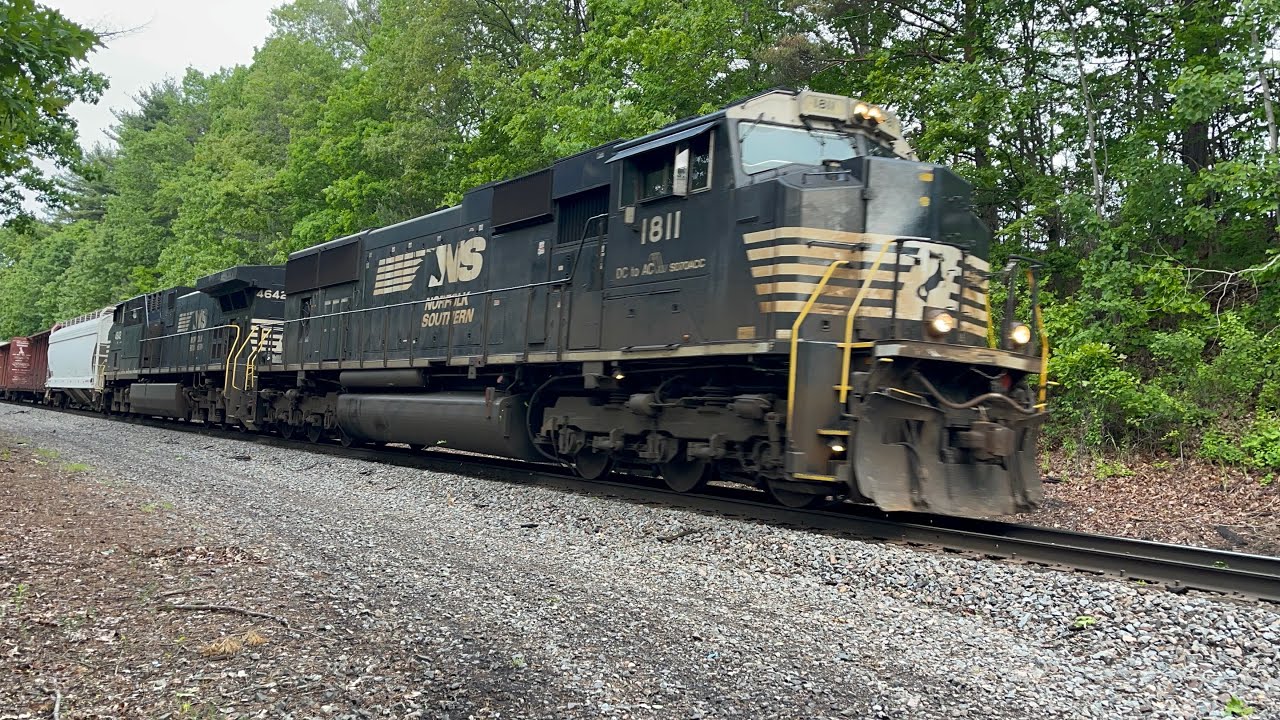 CPKC/ NS 929 Speeds Empties Back to Montreal From Binghamton Thru Schenectady; SD70 ️Leads - YouTube