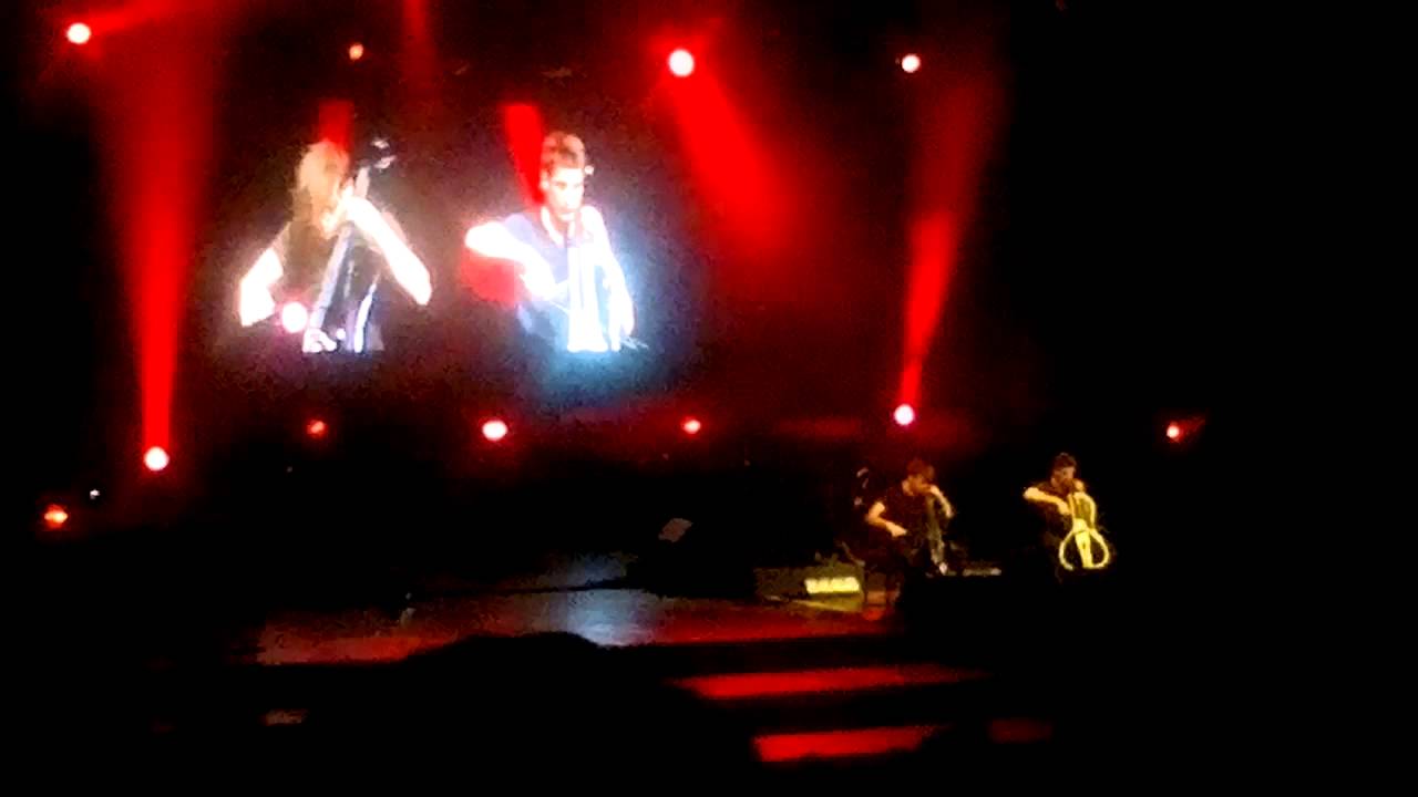2cellos - Smooth criminal (live, Belgrade 19. 06. 2015.) - YouTube