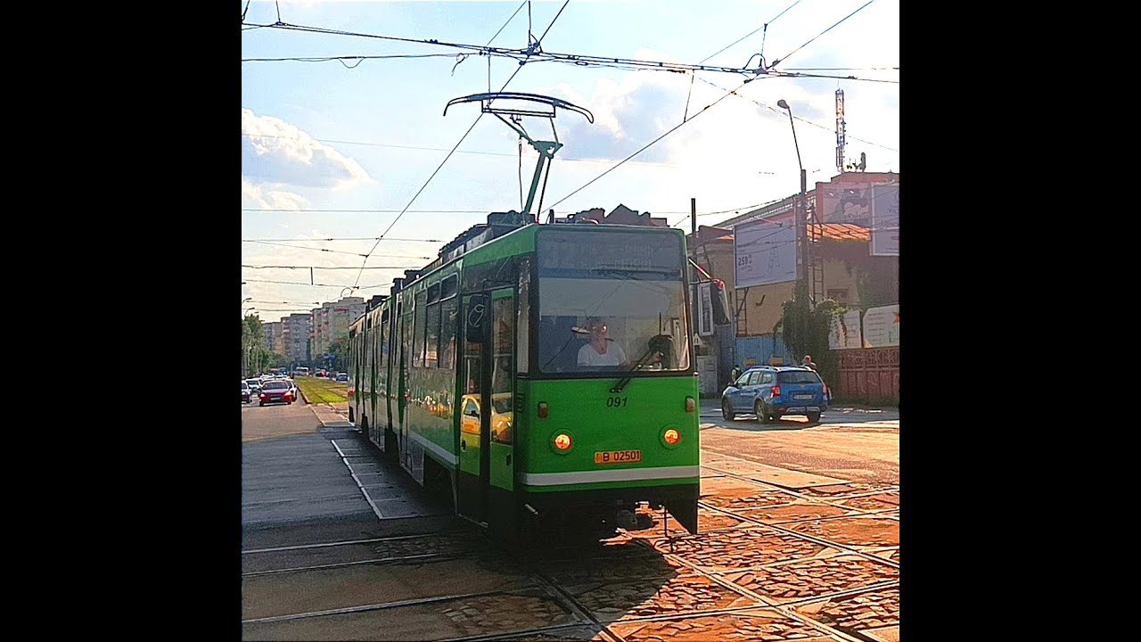 Tramvaiul V3A-93 091 trazitând încrucișarea Trafic Greu, pe linia 32 ...