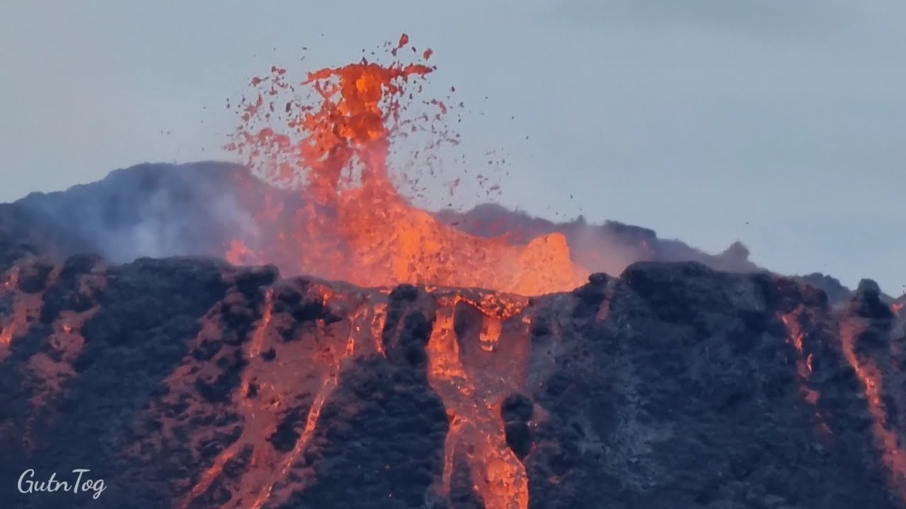 VOLCANO SHOOTING LAVA UP AGAIN 21.08.21 - YouTube