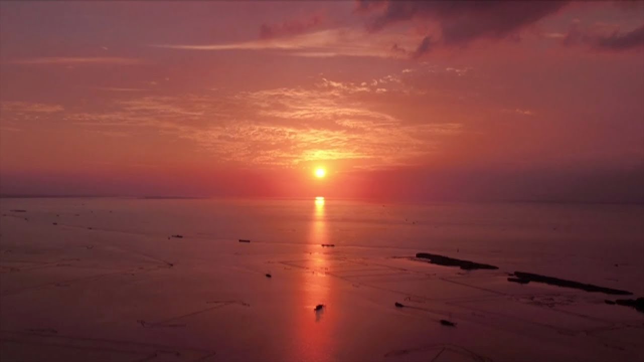 Spectacular sunset scenery of Hongze Lake in east China - YouTube