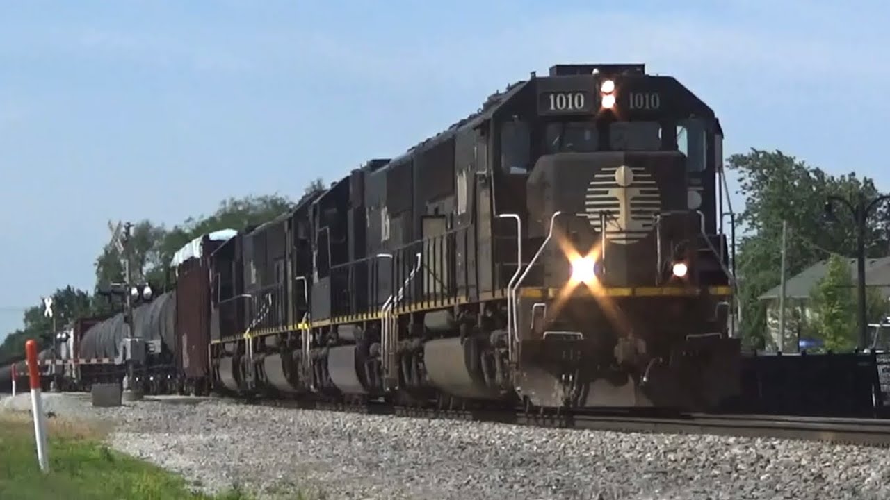 Illinois Central SD70 Quadrant Leads CN M335 on Home Rails through Peotone, IL! - YouTube