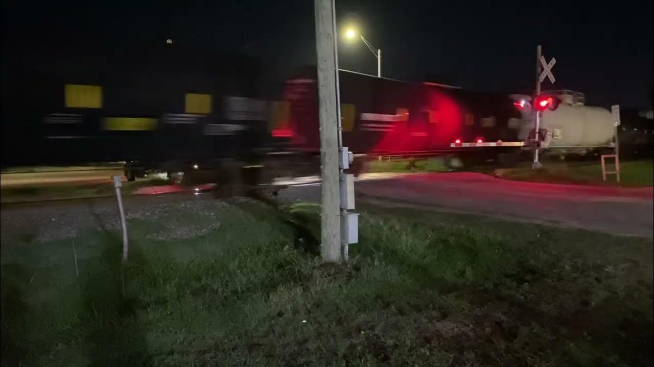 UP 5976 SB With SD70M Power Leads Manifest Magnolia,Tx - YouTube
