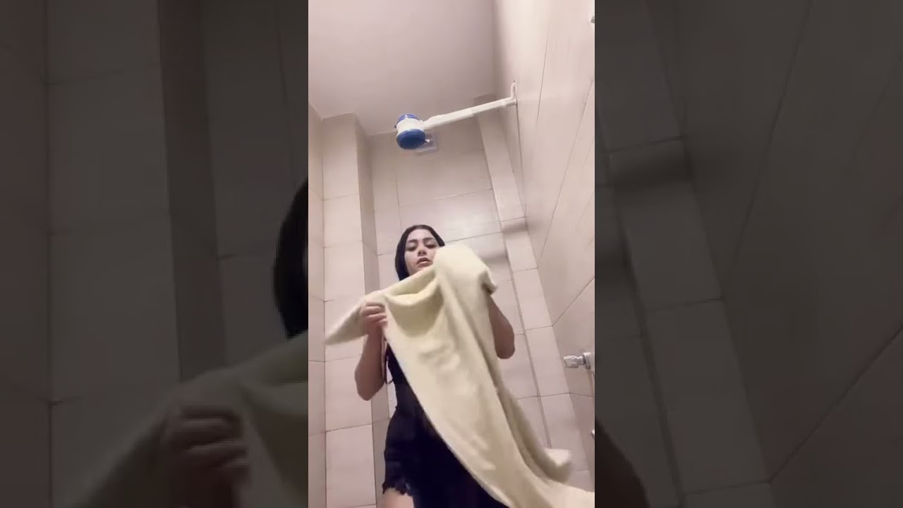 Open Bath in Beach 1 Girls // Desi Girls-Washoorm Open Washroom - YouTube