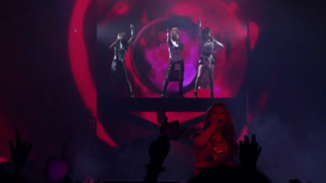 2NE1 - 'MTBD' + 'SCREAM' LIVE PERFORMANCES - YouTube