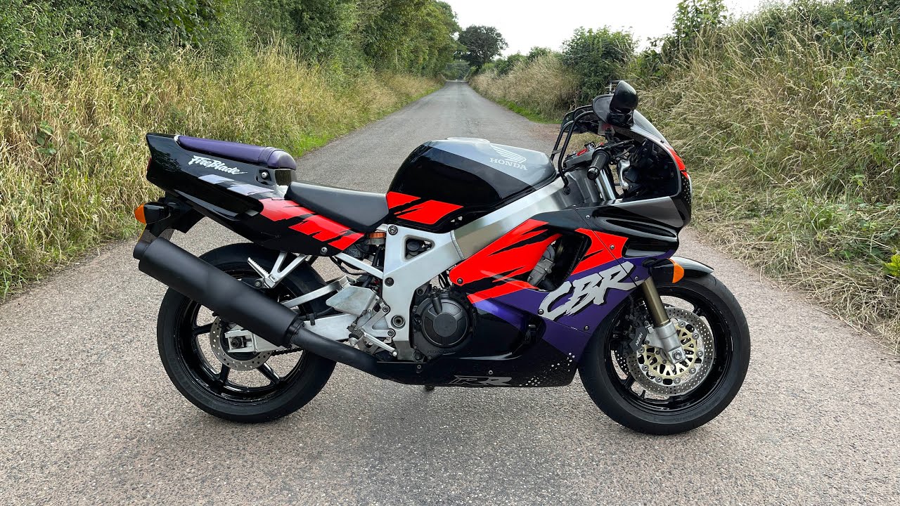 1993 SC28 Honda CBR900RR Fireblade Walkaround Exhaust Sound - YouTube