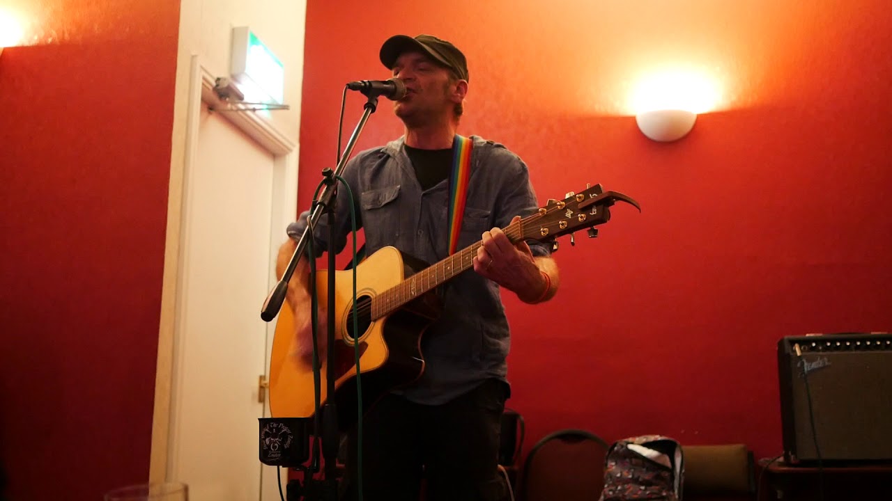 Tim McDermott performs at Chesterfield Labour Club 7.10.2017 - YouTube
