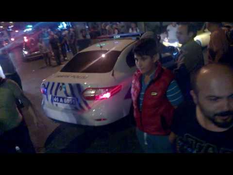 DARBEYİ  BAŞARAMAYAN FETÖCÜLERDEN  SONRA  GEBZE' DE  POLİSE  SEVGİ  GÖSTERİSİ