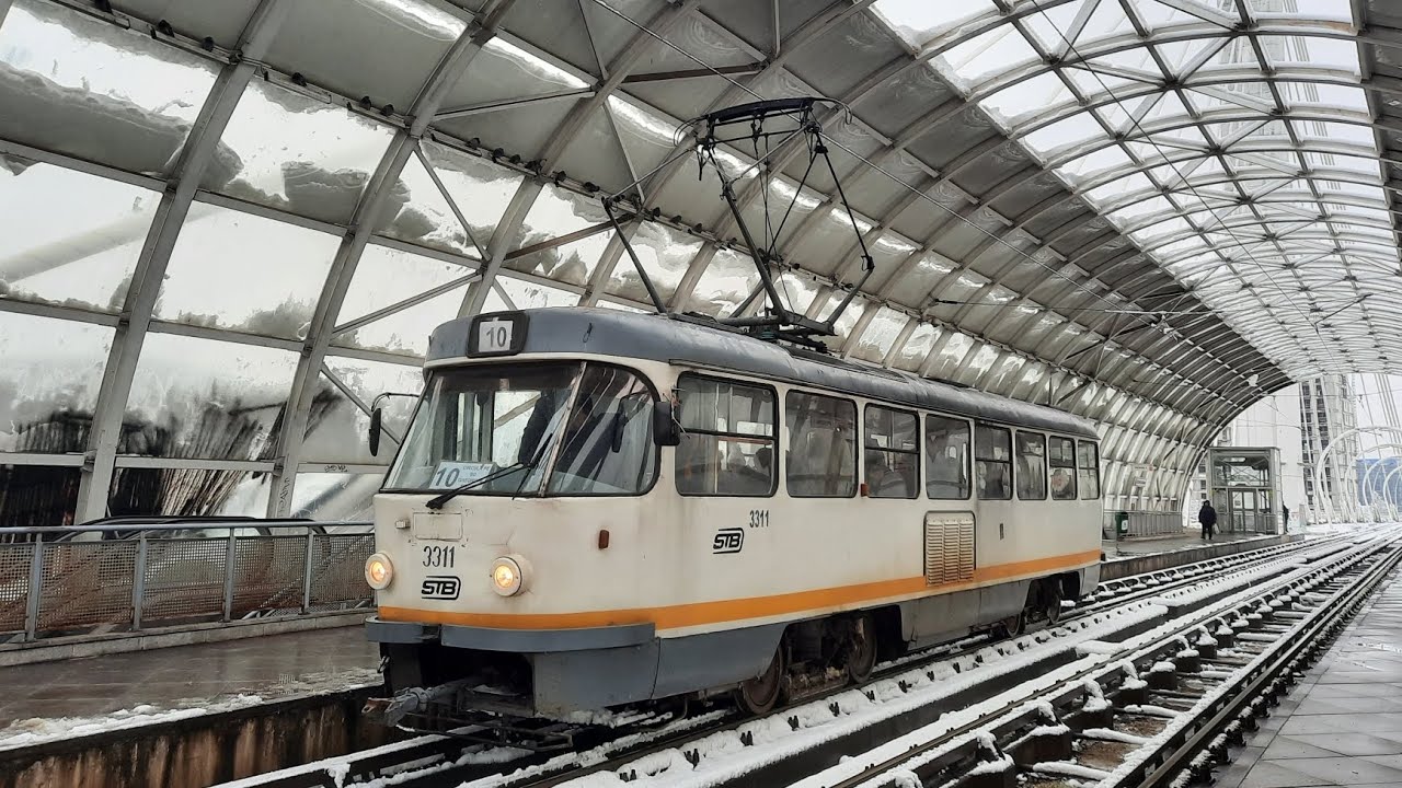 Tramvaiul Tatra T4R #3311(linia 10) plecând din stația Pasaj Basarab ...