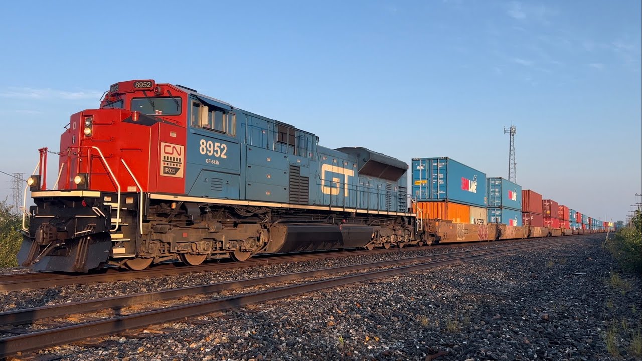 CN’s 8952 GT Heritage locomotive takes the led on CN 102 southbound ...