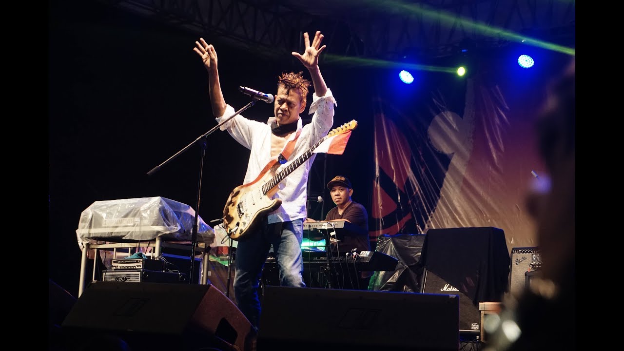 Tony Q Rastafara - Tertanam Live Jakarta Peace Concert 2017 - YouTube