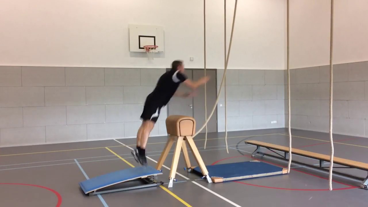 Gymles: Turnen 19: Touwzwaaien vanuit bokspringen! - YouTube