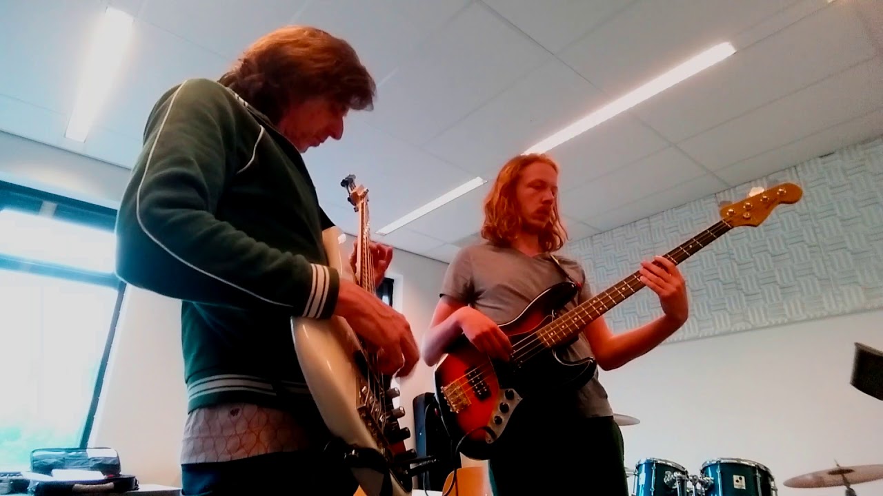 Invention van J.S Bach │ Koos Lonis op basgitaar - YouTube