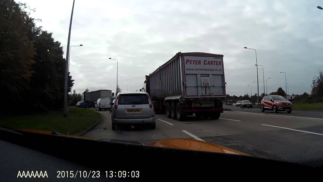 Car runs red light Hardwick Roundabout King's Lynn - KA04UPR - YouTube