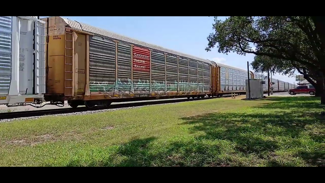BNSF 5833 leading BNSF 9357 trailing loaded eastbound autorack train - YouTube