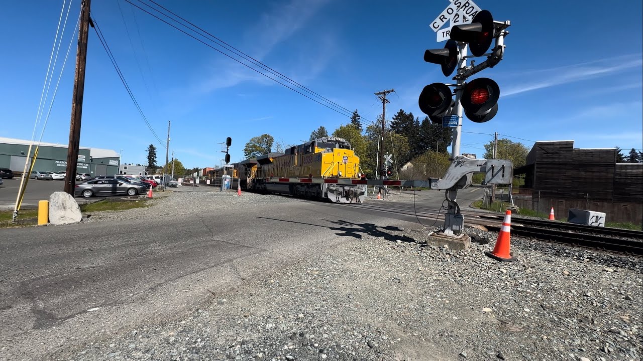 [Thundercab + steel bell + new livery] UP 8328 leads an intermodal ...