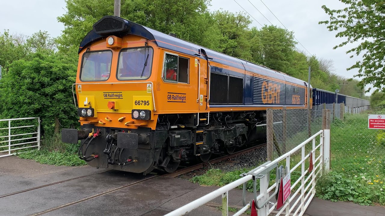 GB Railfreight euro-shed class 66, 66795 departing Barrington Cemex ...
