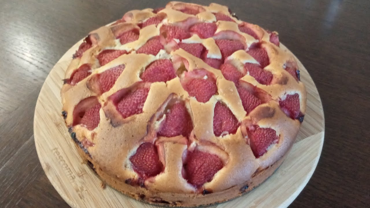 Fluffy and easy strawberry cake recipe/how to make a fluffy strawberry ...