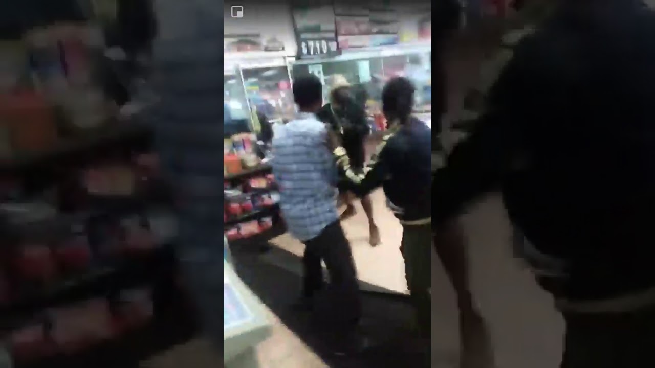 Supermarket fight in #Milwaukee - YouTube