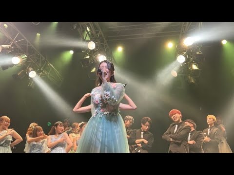 You're Never Fully Dressed Without a Smile / Sia - YouTube