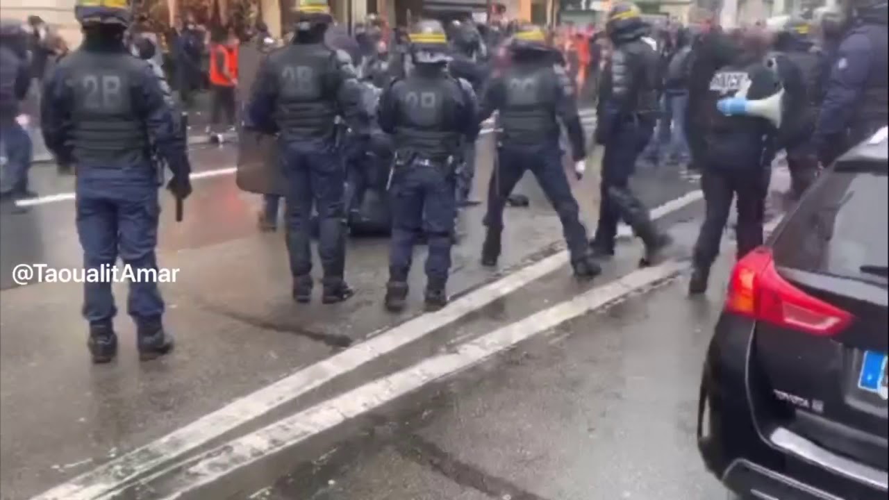 Intervention violante par les force de l ordre pendant l action des ...