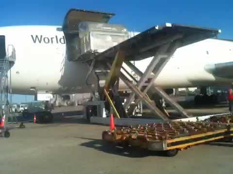 UPS MD11 Being Unloaded (PHL) - YouTube