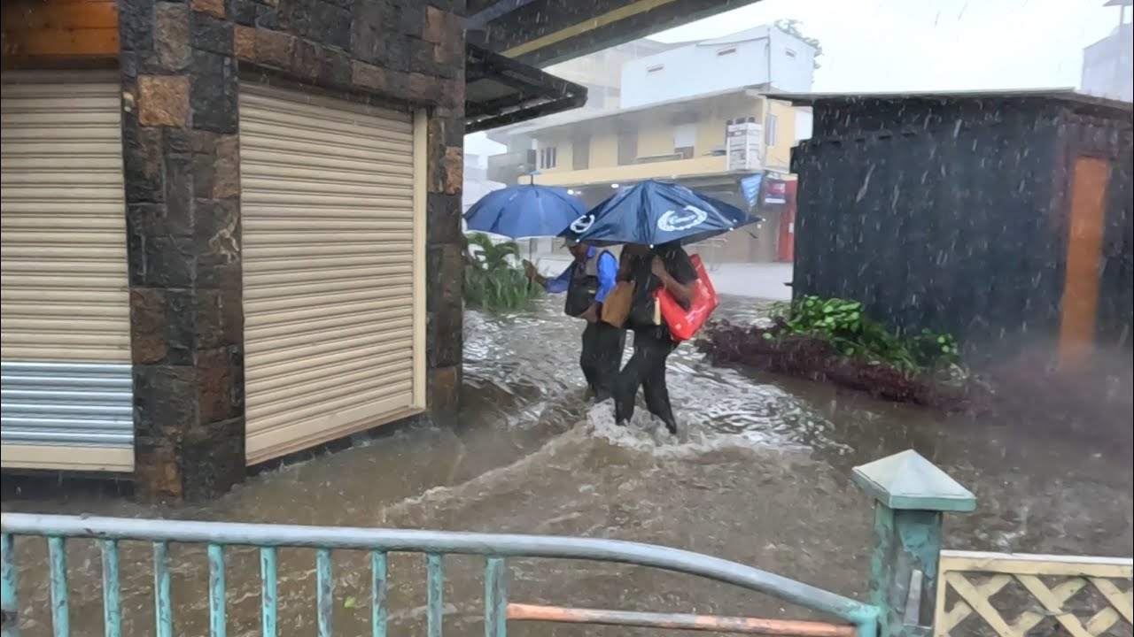 flooding in Rose hill | Belal Cyclone Class 2 | Mauritius 🇲🇺 - YouTube