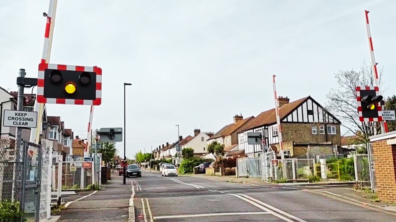 Isleworth Level Crossing, London - YouTube
