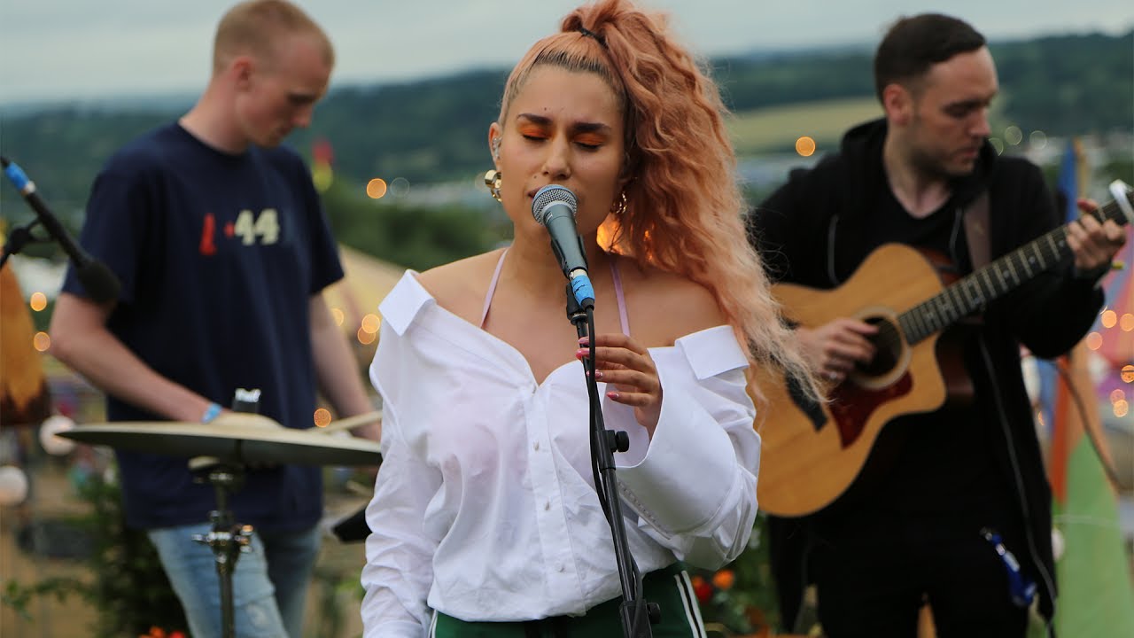 Raye - The Line (Glastonbury session) - YouTube