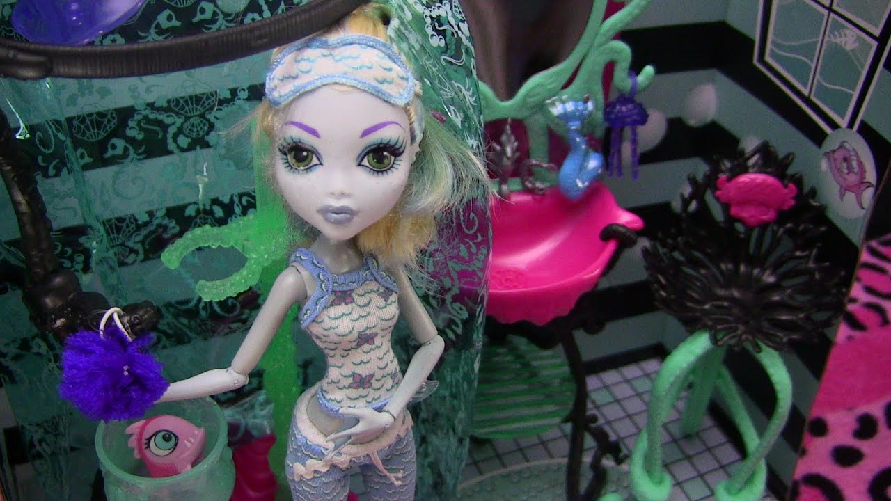 Monster High Lagoona Blue Shower Playset Review Video !!! :D!! - YouTube