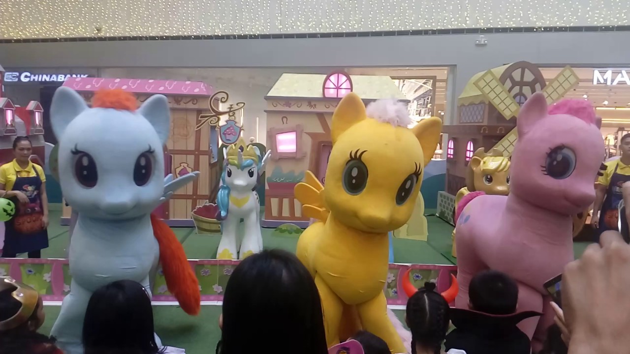 My Little Pony mascots dance Raise This Barn (Dash, Fluttershy & Pinkie ...