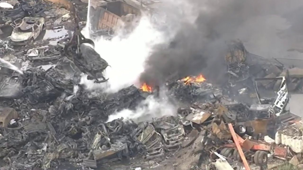 Building catches fire on Detroit's east side - YouTube