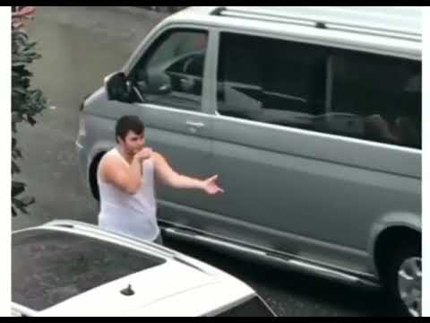 Yoldan geçen herkese el hareketi çeken adam