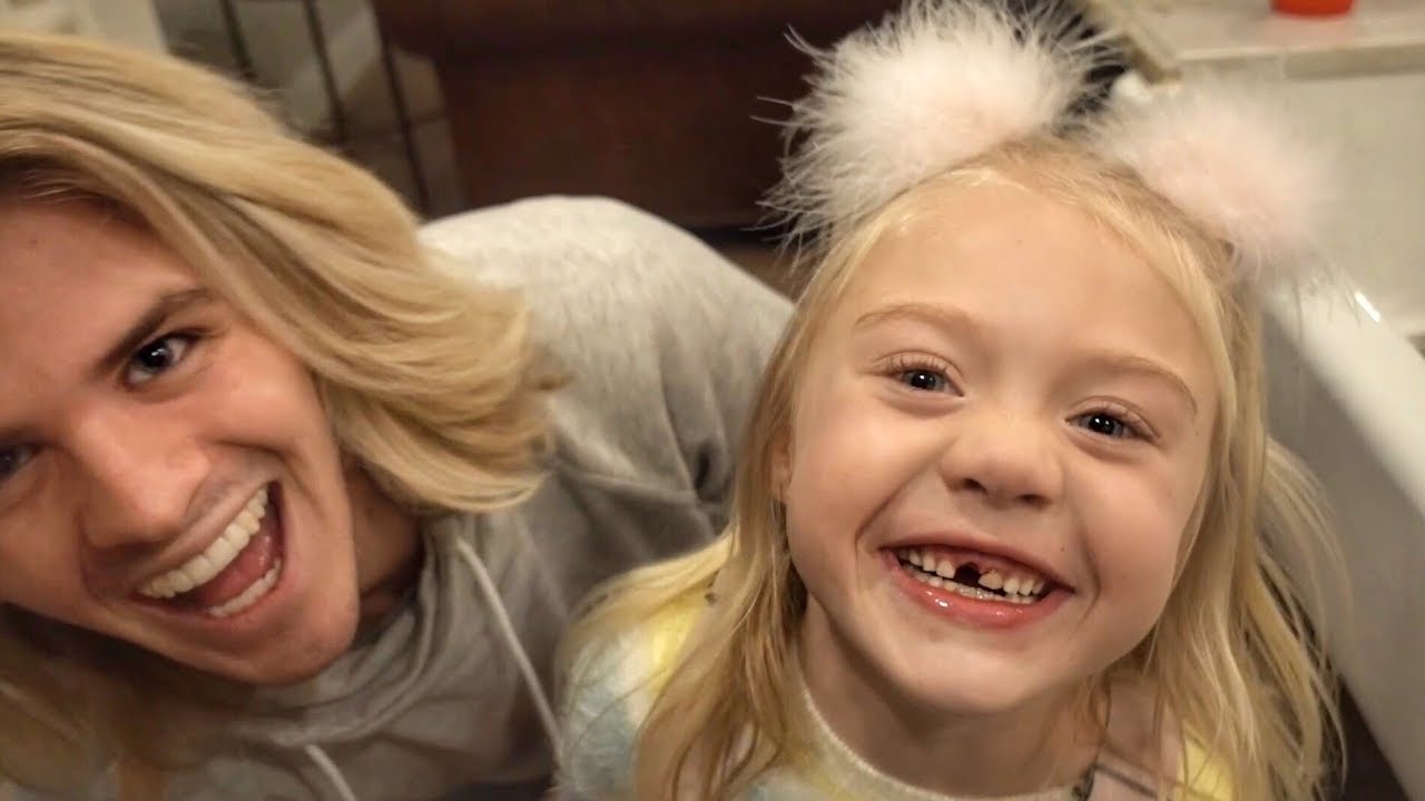 EVERLEIGH LOSES HER FIRST TOP TOOTH! (CUTEST REACTION EVER) - YouTube