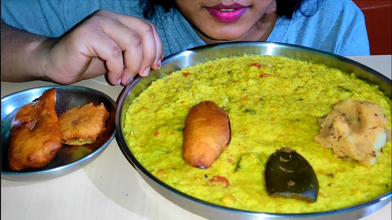 EATING KHICHDI+BENGALI TELEBHAJA+ALU CHOKHA+PICKLES | SAVAGE ASMR ...