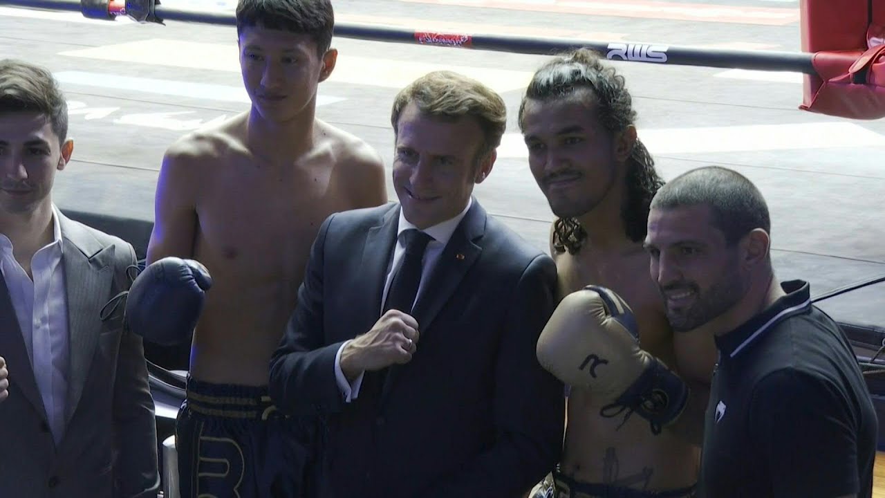 Le président Macron rencontre des athlètes au stade de boxe en ...